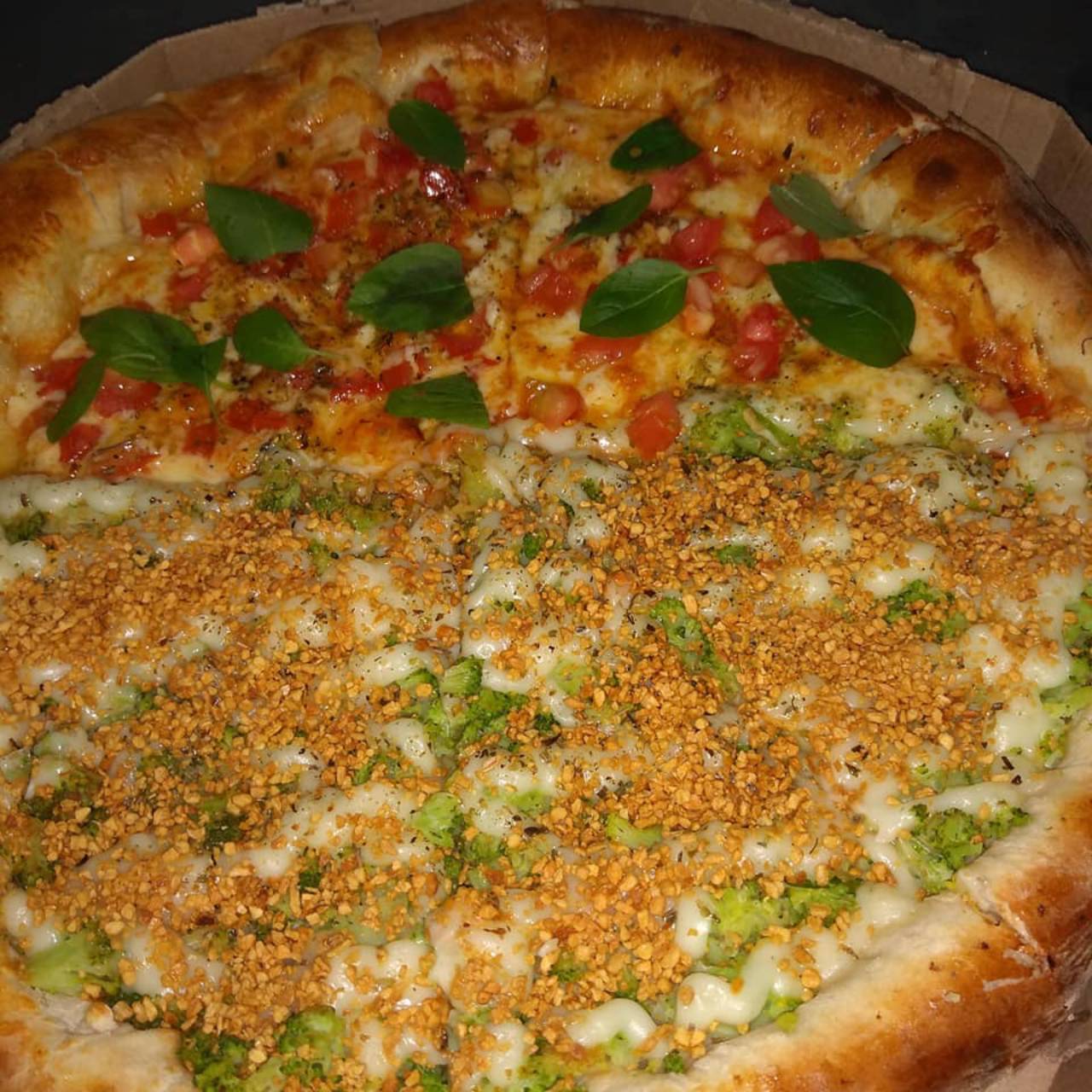 Pizza metade marguerita metade brócolis alho e catupiry em Itapetininga ...